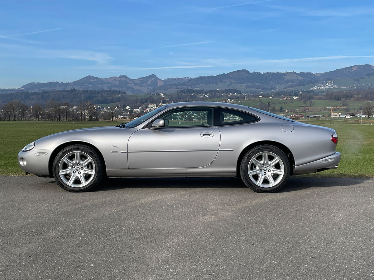 Jaguar XK8 Coupé silber 2001